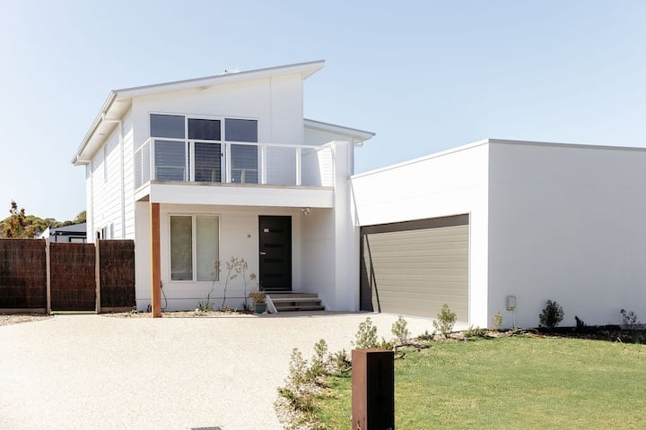 Broadbeach House - Winter Promo Stay3 Pay2! - Inverloch