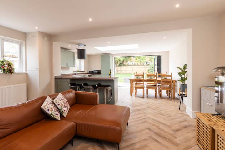 Maybush Retreat - Stunning, Spacious 4 Bed Home - Southampton, UK