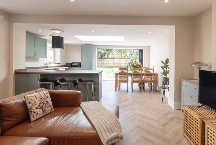 Maybush Retreat - Stunning, Spacious 4 Bed Home - Lyndhurst, UK