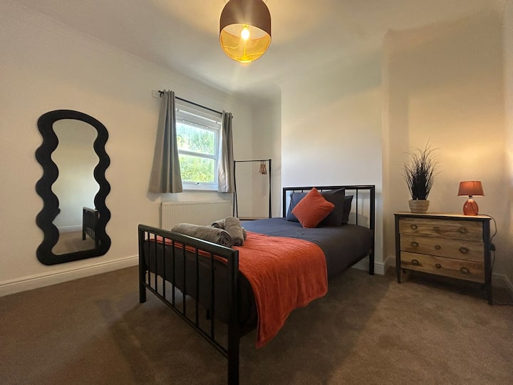 2 Bedroom Cosy Home - Stoke-on-Trent