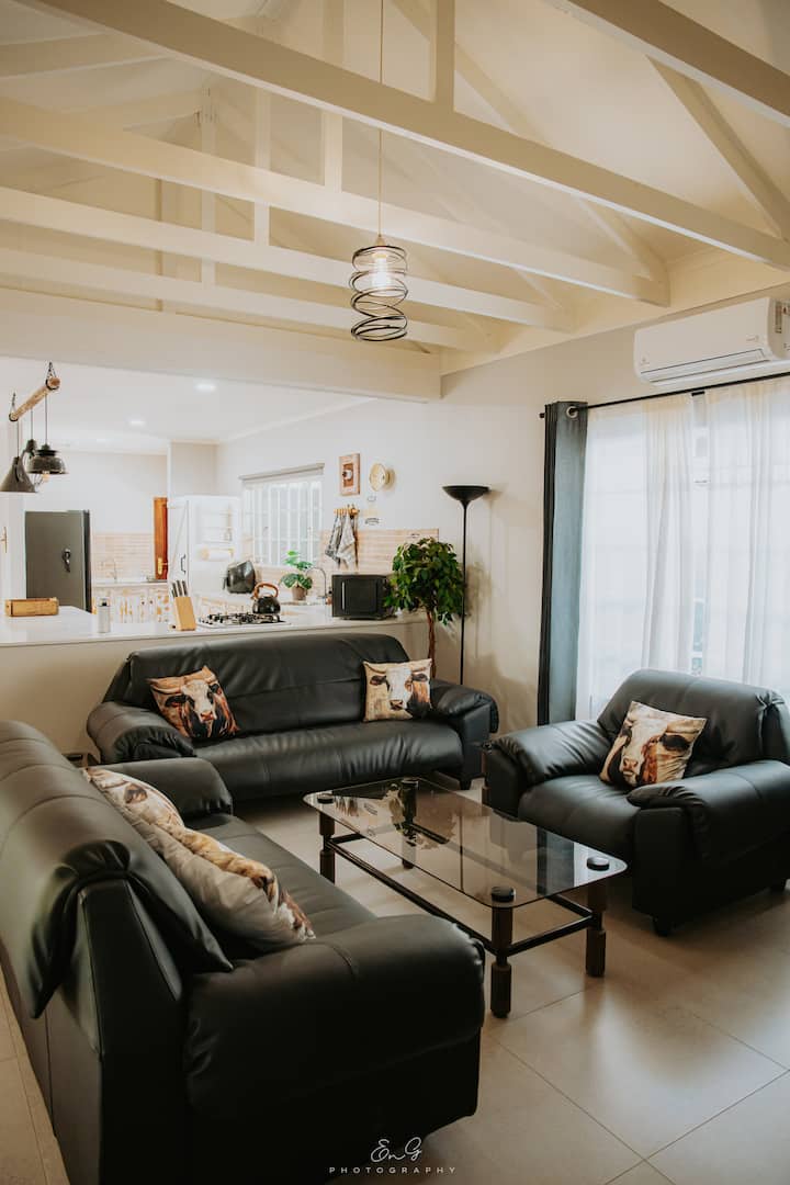 Venn Stone & Timber - Cozy Rustic Farmhouse - Mbombela