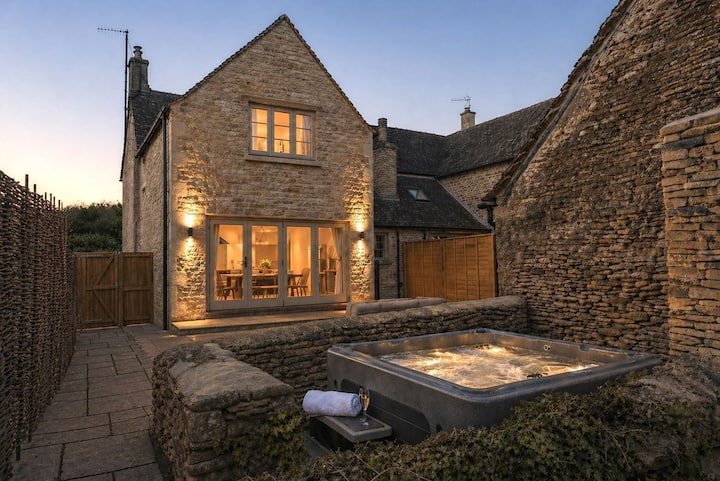 Hot Tub & Dog Friendly -Primrose Cottage, Barnsley - Bibury