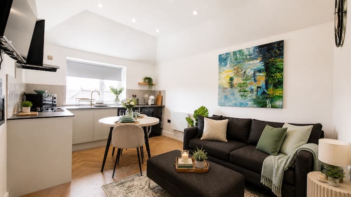 The Urban Retreat, Parking, Contractor & Holiday - Cardiff