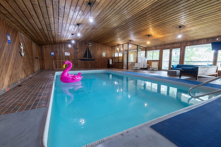 Indoor Heated Pool And Sauna Right On The River - Wasaga Beach