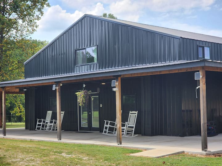 River Retreat Hot Tub  Fireplace  Grill 2 Bed - Jasper, AR