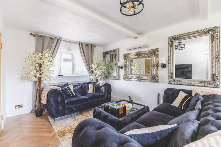Charming 2-br Bungalow Near Heathrow & London - Staines-upon-Thames