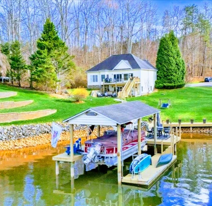 Hot Tub, Private Dock, Fire Pit, Movie Theater! - Smith Mountain Lake, VA
