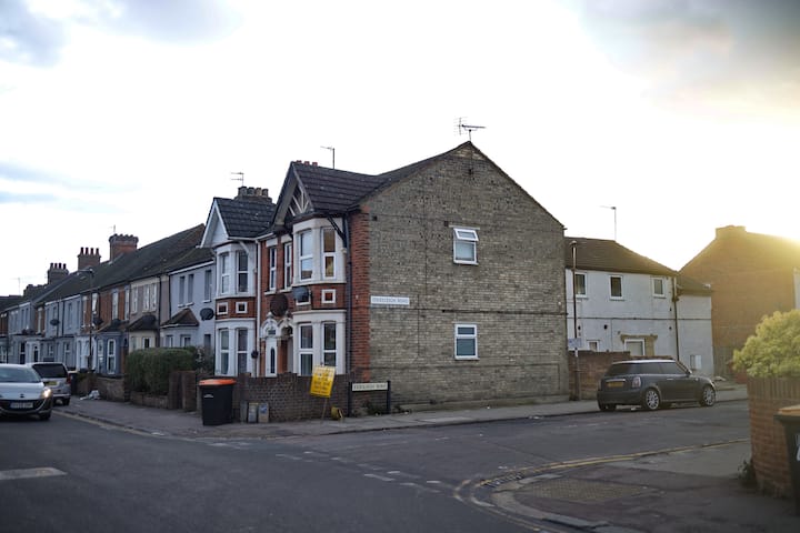 Contractor Block - Sleeps 10 - 3 Flats - Parking - Bedford