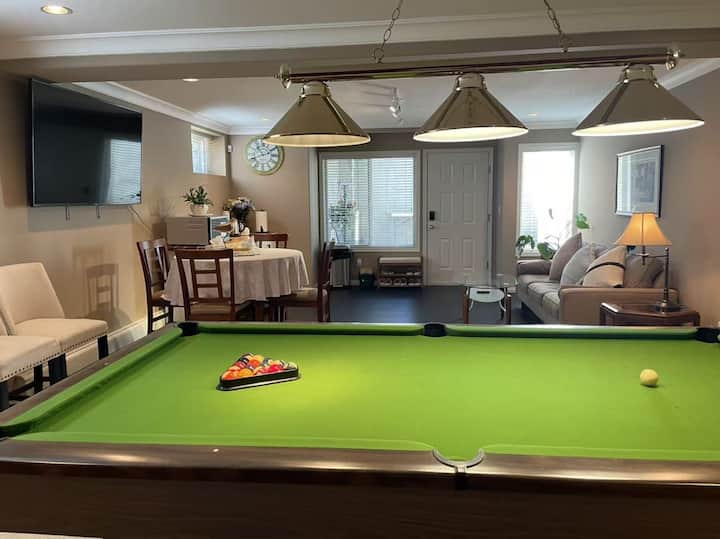 Billiards & Relaxation High-end 2br Surrey Retreat - Surrey