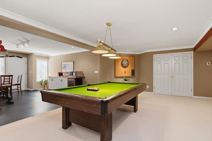 Billiards & Relaxation High-end 2br Surrey Retreat - Surrey, BC