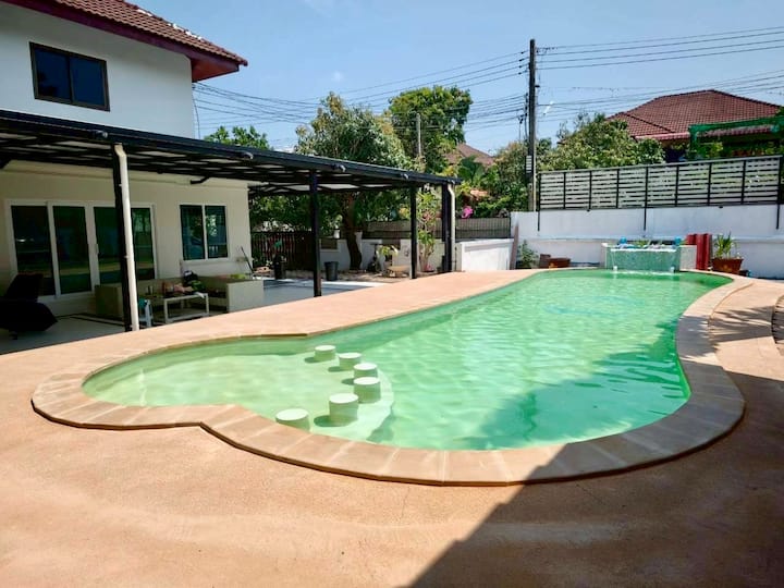 Songkhla Pool Villa: Sleeps 10, Bar & Karaoke - Songkhla