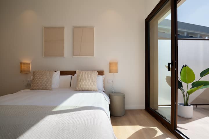 Premium Apartment, Pool Entrance, King + Queen - Sitges