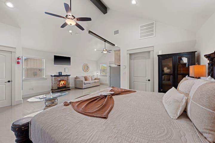 Vista Moon: Cabin B - Pool, Chapel, Fire Pit - Luckenbach, TX