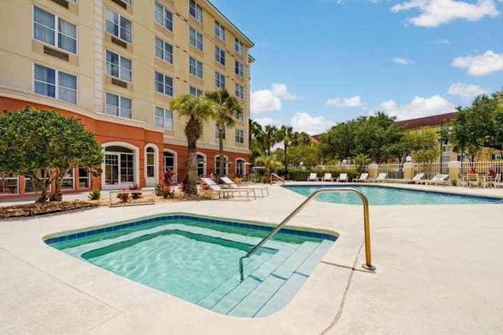 Close To Orlando Airport | Shuttle & Breakfast - Orlando, FL