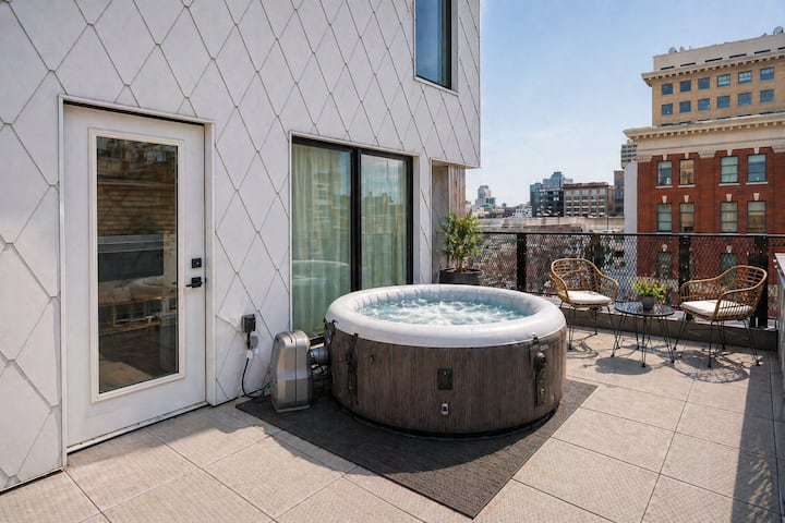 Private Hot Tub Oasis + Sauna | City Views - Winnipeg