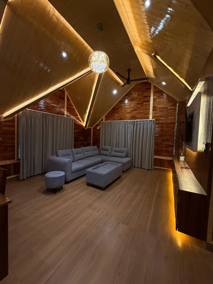 Modern Wooden Retreat With Balcony | Mountain View - Solan