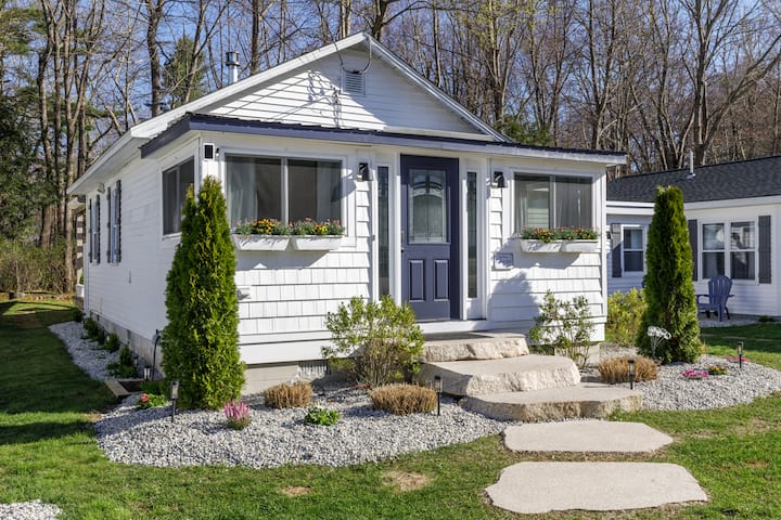 Downtown Cottage Retreat, Walk To Beach, Sleeps 4 - York