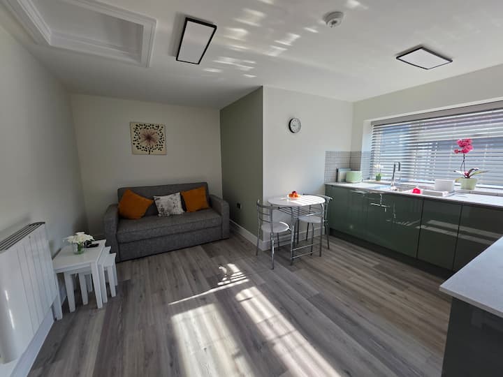 Modern Converted Garage In Private Garden Setting - Bristol