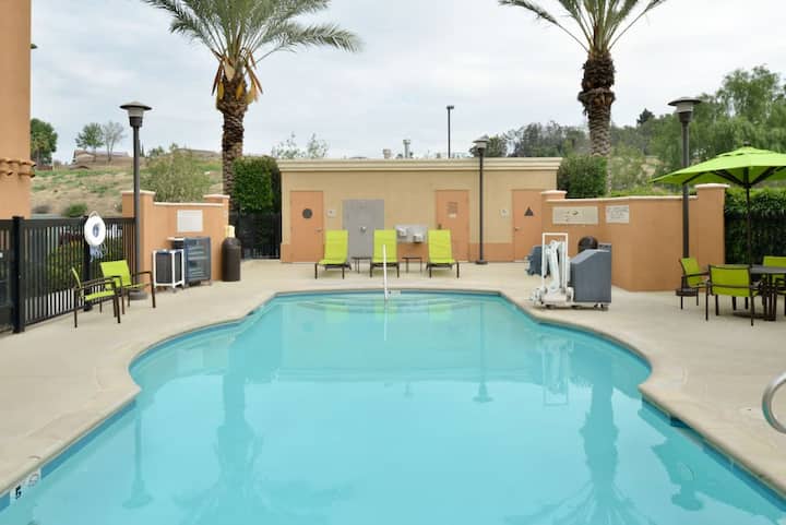 Near Temecula Wine Country + Free Breakfast & Pool - Orange County, CA