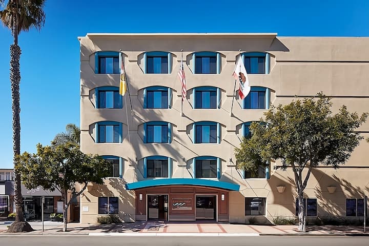 2 Queens | Walk To Beach & Village | 3 Rooms - San Diego, CA