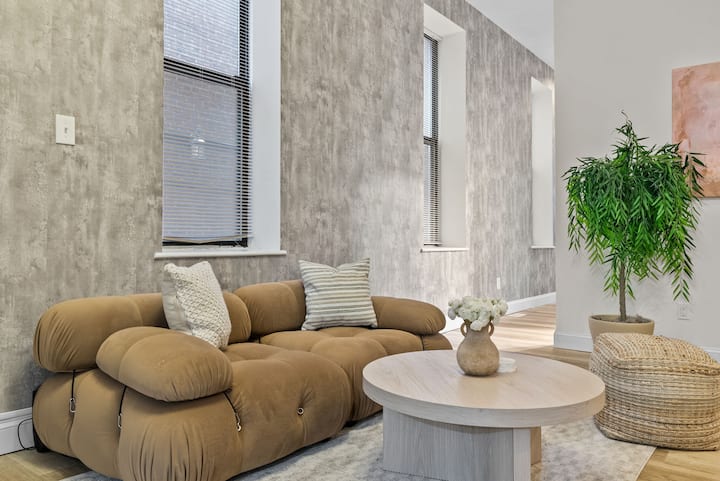 Steps To Soulard Market | Chic Designer Suite - Saint-Louis, MO