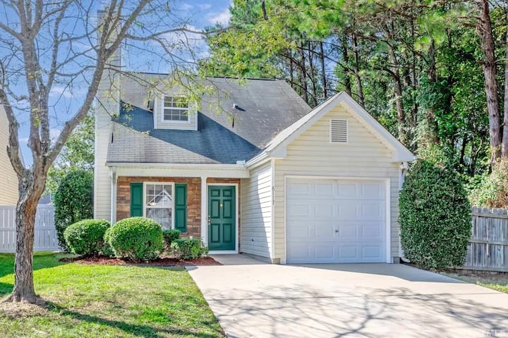 Cozy Corner Cottage - Raleigh, NC