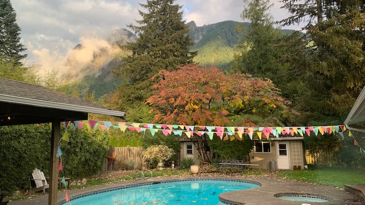 Damn Fine Cabin At The Base Of Mt Si. - North Bend, WA