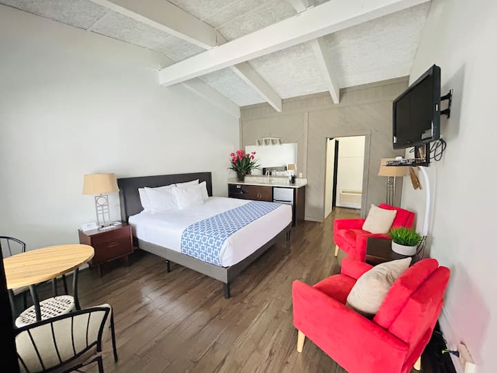 Ship-n-shore Hotel - King W/ Wet Bar - Saugatuck, MI