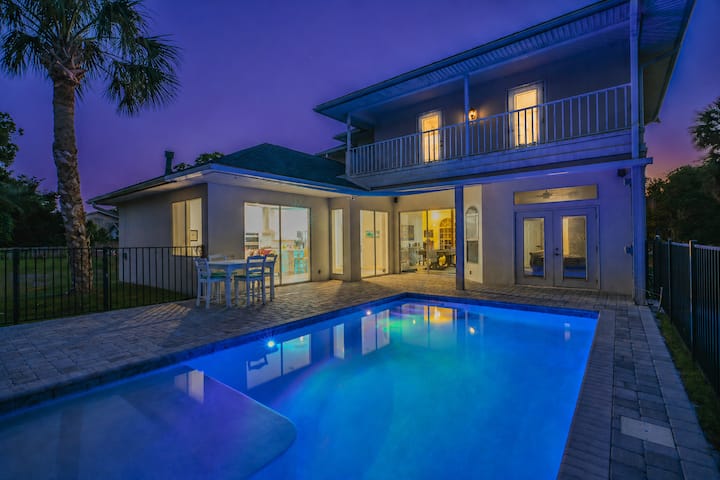 Putts & Painting | Poolside Golf Retreat - Gulf Breeze, FL