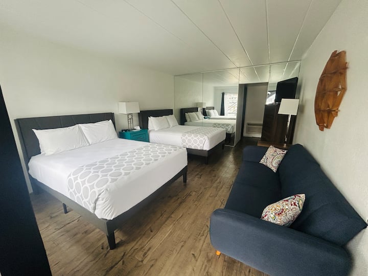 Ship-n-shore Hotel - Family 2 Queens + Sofa - Saugatuck