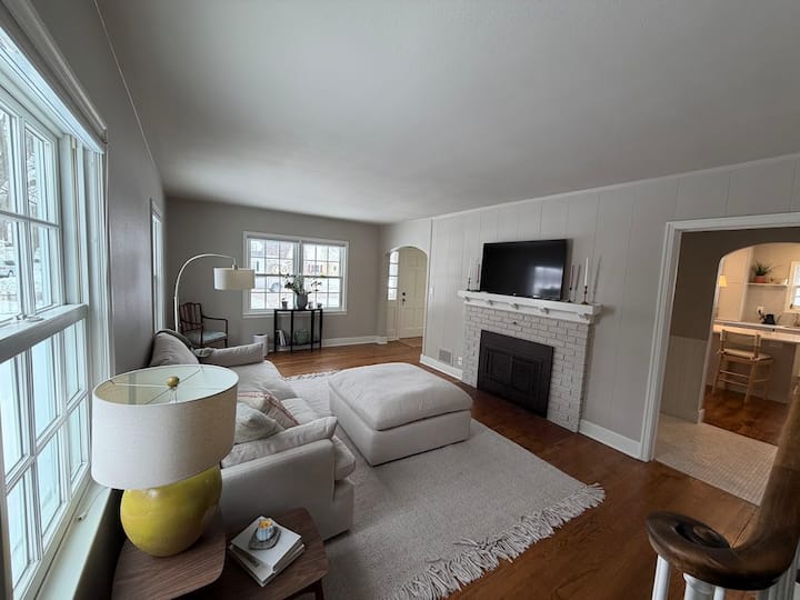 Modern Nest | Campus Steps Away + Free Parking - La Crosse, WI