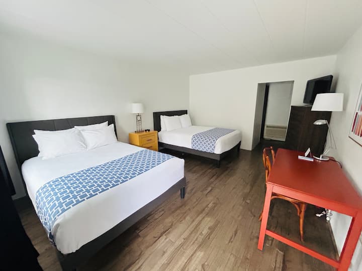 Ship-n-shore Hotel - Double Queen - Saugatuck, MI