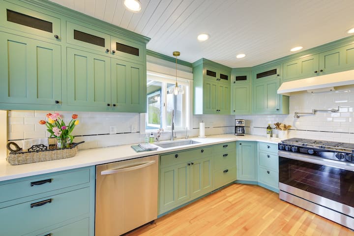 Stunning Sandpoint Lakefront Home: Hot Tub + Dock - Sandpoint, ID