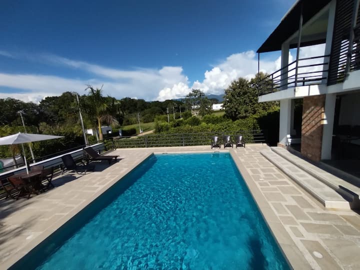 Hause Disaju - Carmen Apicala