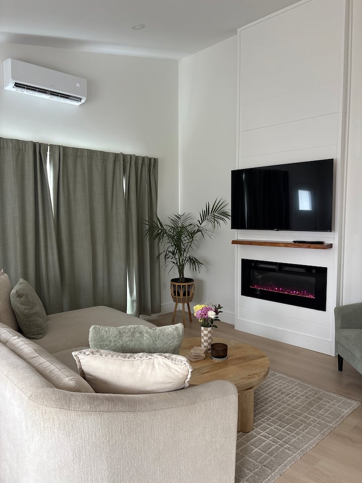 Sun-filled Modern Home • Cozy + Open - 세인트존