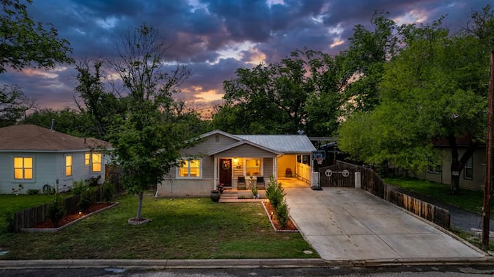 Cozy 2-bedroom 2-bath Getaway Home - Uvalde, TX