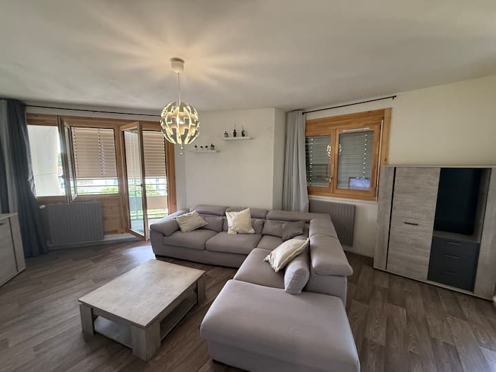 Grand T2 Calme Avec Balcon Et Parking - Vénissieux