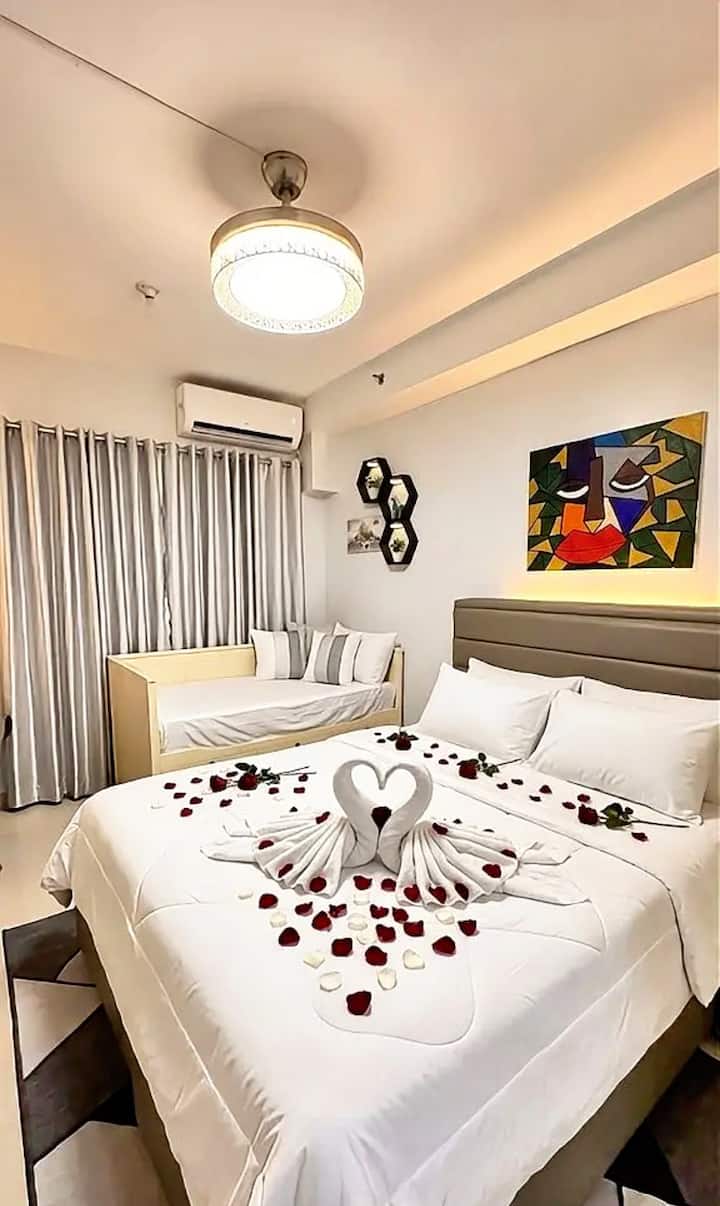 Romantic Suite | Big Bed With Balcony | Shore, Moa - Metro Manila