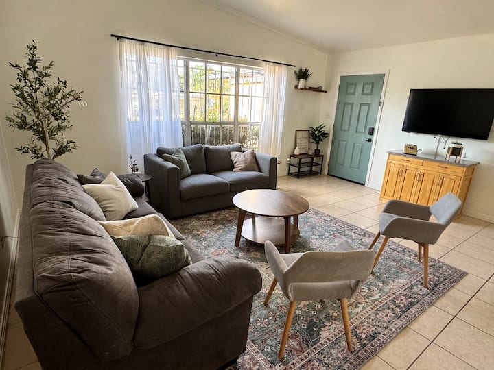 Chic & Cozy Home In Tampa - Tampa, FL