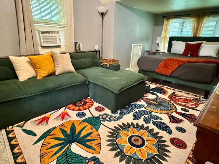 Cozy Vintage Retreat On 3 Acres - Alton, IL