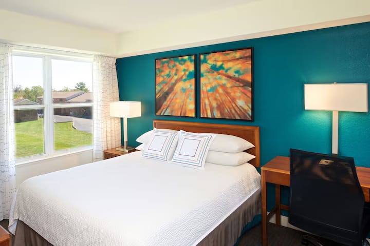 Evansville East Queen Suite W/breakfast, Pool, Gym - Evansville, IN