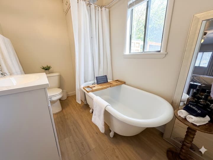Private Cottage Retreat Fully Fenced Walk Downtown - Twin Falls, ID