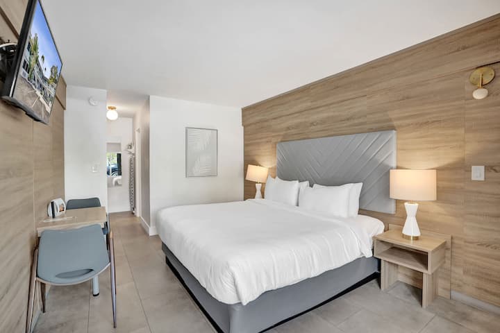 Ocean Blvd's Bright King Suite - Fort Lauderdale, FL