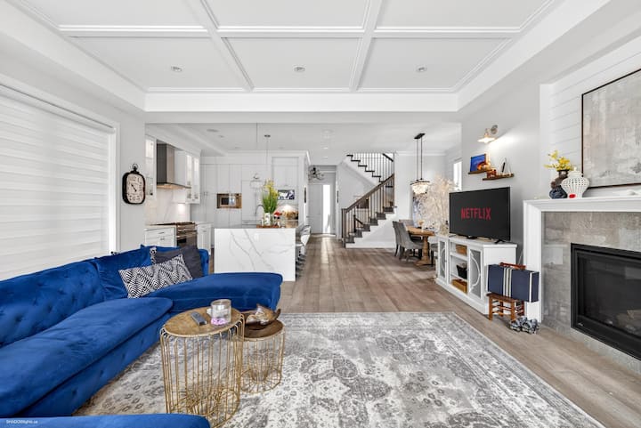 4br Near Beach W/ Hot Tub & Theatre Room - White Rock