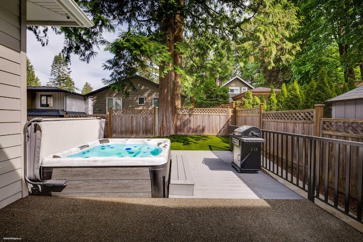 Luxury 4br | Steps To Beach, Hot Tub & Theatre - Surrey
