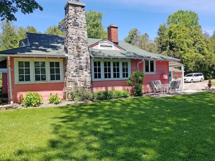 The Pink Cottage: Sunset Views - Bayfield