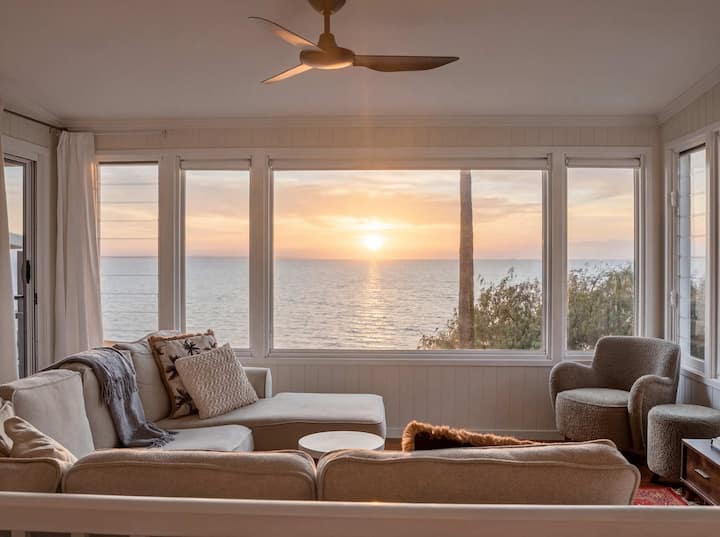 The Pink Door — Absolute Beachfront House - Redcliffe
