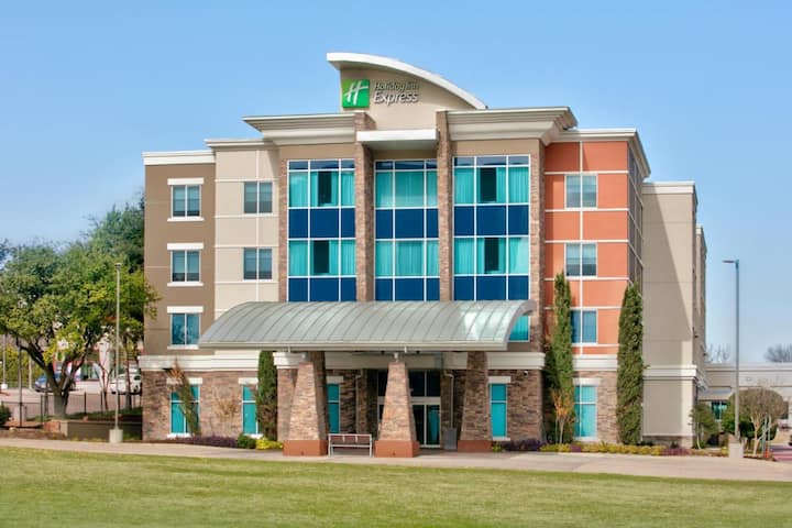 Stay Near Galleria |  Pool & Breakfast Included - Dallas, TX