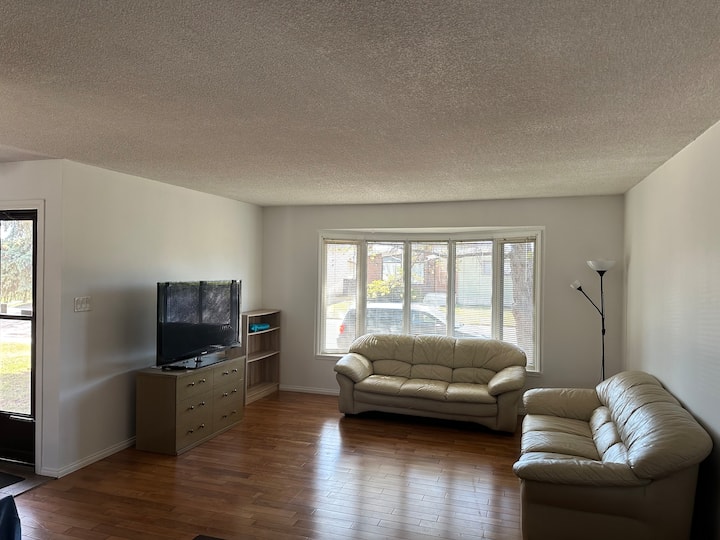 B’s Cozy Bungalow - Saint-Albert