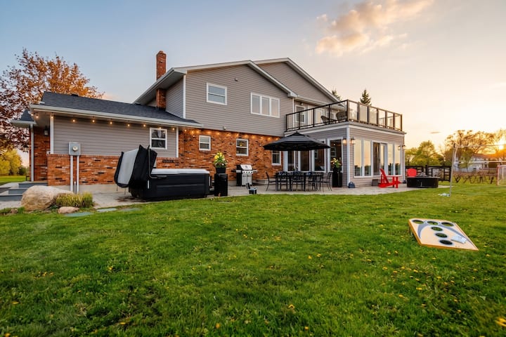 South Shore Retreat: 3br | Hot Tub | Balcony Views - Niagara-on-the-Lake